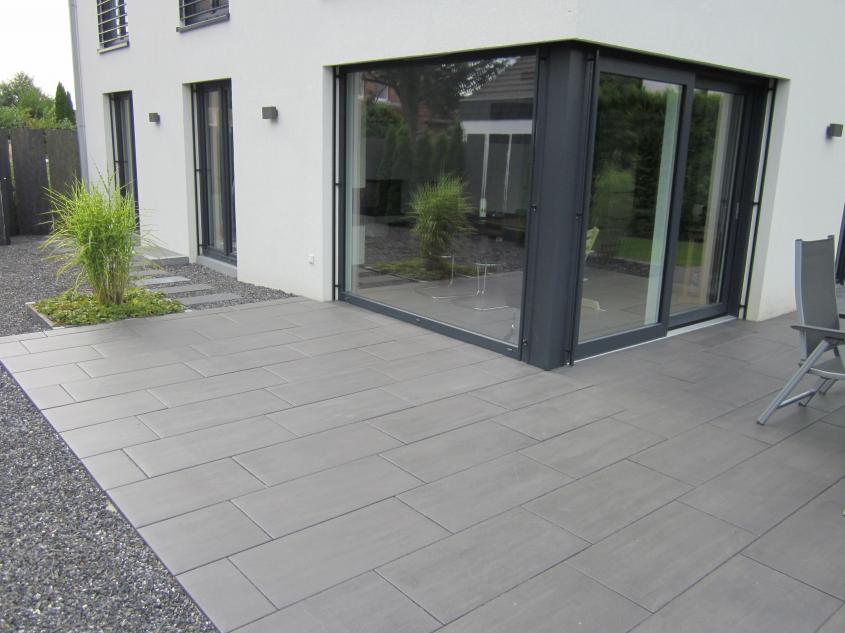Hochwertige Terrassenplatten verschönern den Außenbereich